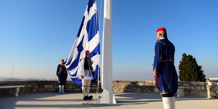 25η Μαρτίου: Η έπαρση της ελληνικής σημαίας στον Ιερό Βράχο της ...