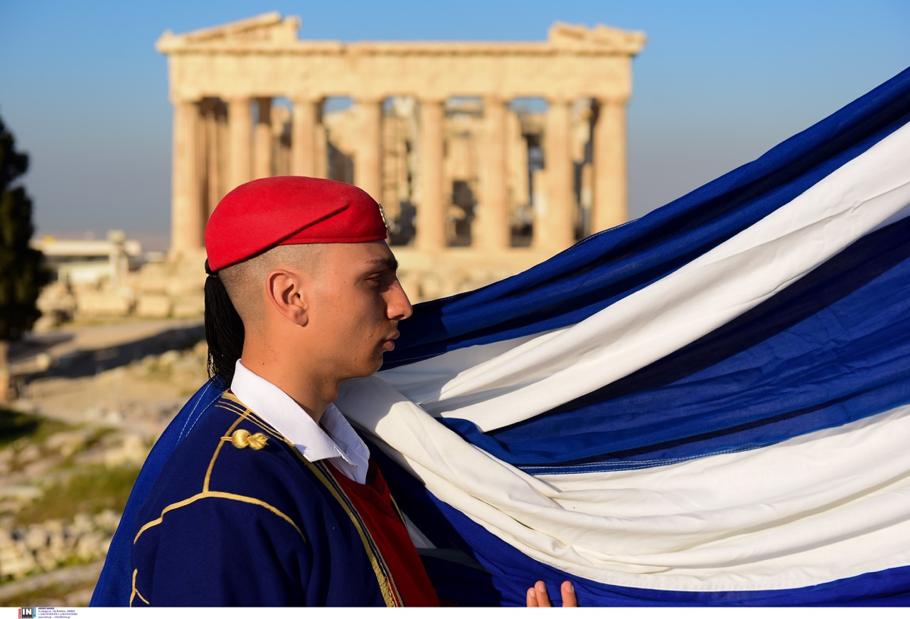 25η Μαρτίου: Η έπαρση της ελληνικής σημαίας στον Ιερό Βράχο της ...