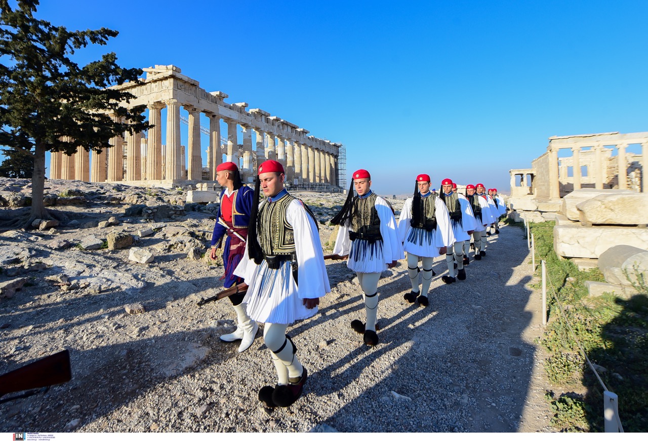 25η Μαρτίου: Η έπαρση της ελληνικής σημαίας στον Ιερό Βράχο της ...